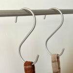 S-krog i børstet stål 8,5 cm - Elegant krog - MOUD Home