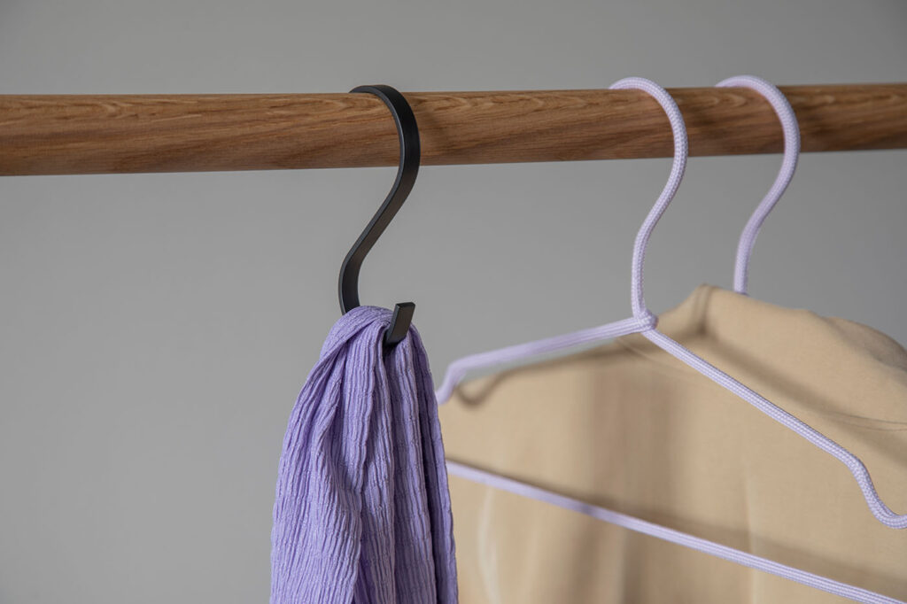 Curvy S-krog i messing med mat sort finish - MOUD Home