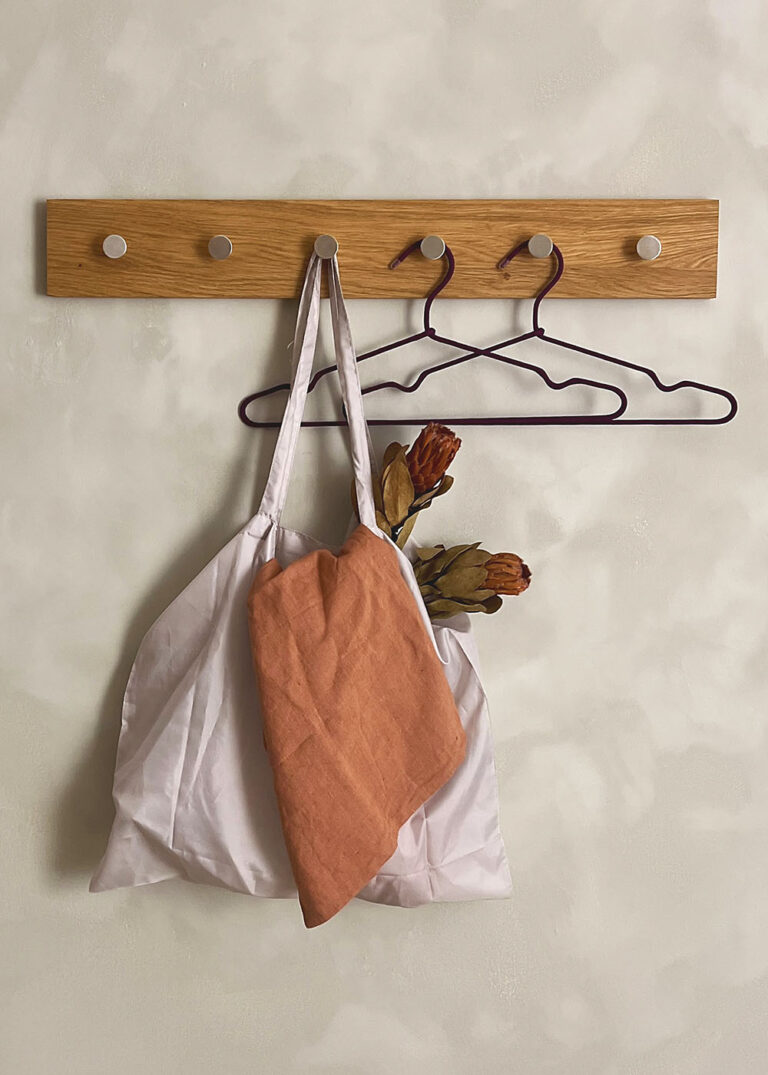 Knagerække egetræ med messing knager | 70 cm | MOUD home