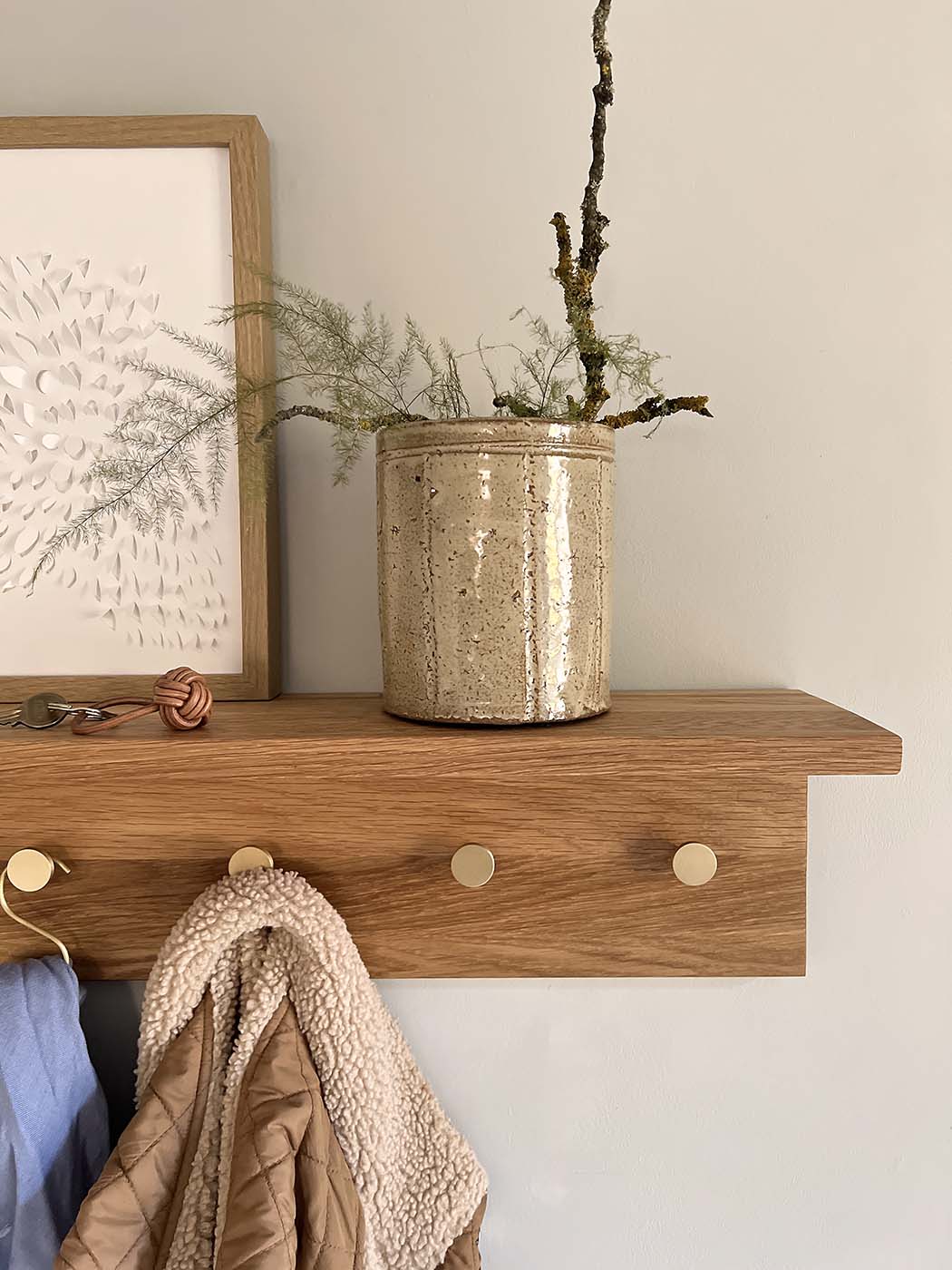 FJORD knagerække med hylde i egetræ og messing