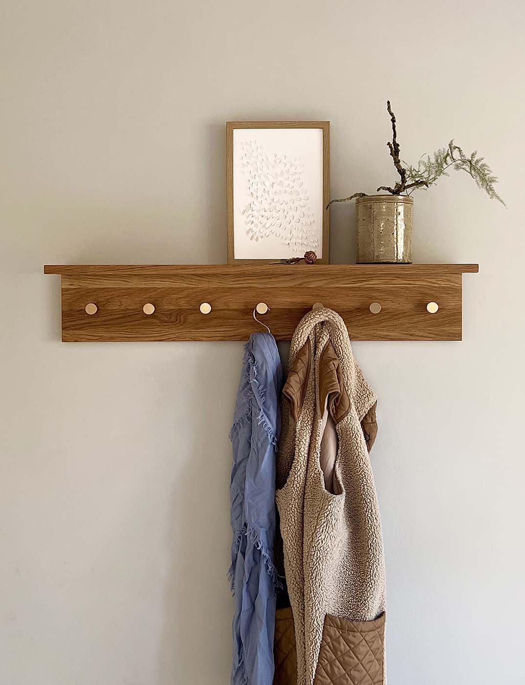 FJORD knagerække med hylde i egetræ og messing